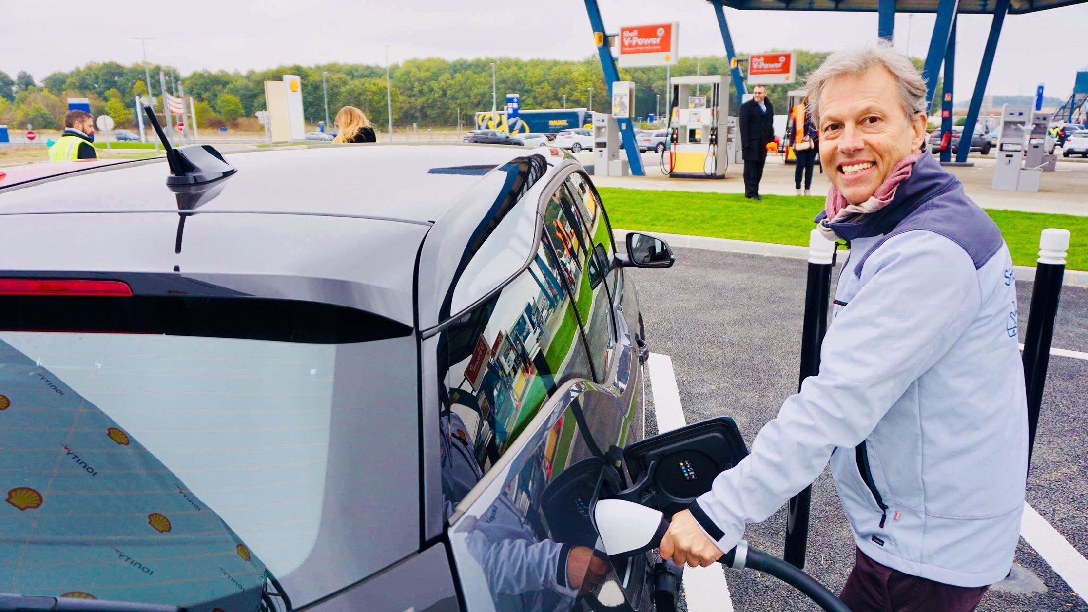Shell's David Bunch tries out first ultra-fast charger in France ...